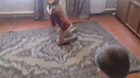 Девочка дерётся с мальчиком Смотреть онлайн в поиске Яндекса по Видео