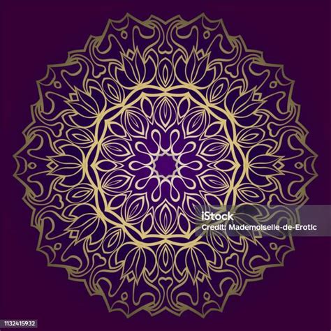 꽃 만다라 장식 디자인 벡터 일러스트입니다 색칠 하기 책 인사말 카드 초대장 문신 안티 스트레스 치료 패턴입니다 호화 스러운 보라색 골드 컬러 금선세공에 대한 스톡 벡터