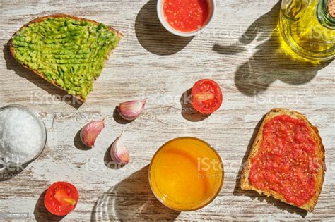 토마토 아보카도 토스트 토마토 마늘 올리브 오일 오렌지 주스를 곁들인 토스트 위의 이미지 0명에 대한 스톡 사진 및 기타 이미지 Istock