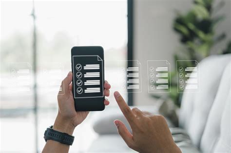 사업가는 스마트 폰으로 일합니다 확인란의 확인 표시는 비즈니스 작업을 성공적으로 완료했습니다 디지털 마케팅 통계 비즈니스 관리는 전략의 목표입니다 개념에 대한 스톡 사진 및