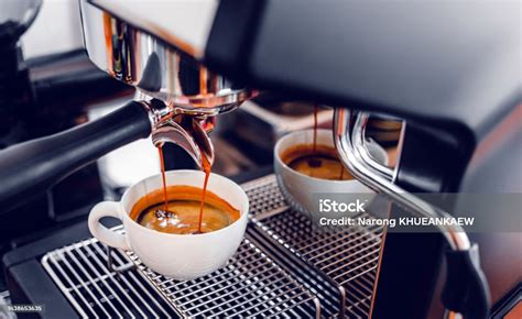 커피에 커피를 붓는 포터필터가 있는 커피 머신에서 커피 추출 커피숍의 커피 머신에서 에스프레소 쏟아지는 에스프레소 기계류에 대한 스톡 사진 및 기타 이미지 Istock