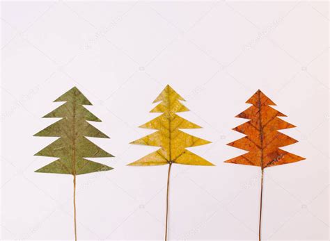 Concepto m nimo de oto o e invierno. Hoja o rbol verde, amarillo y naranja sobre fondo blanco ...