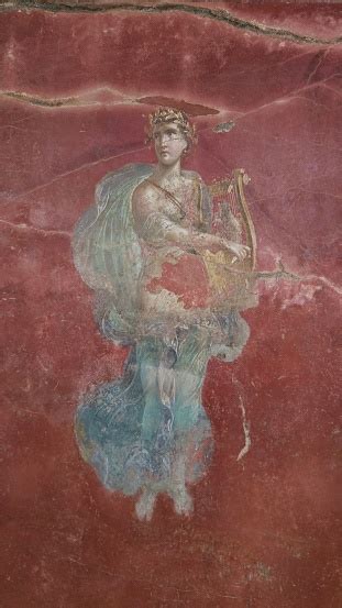 흐르는 듯한 예복을 입은 왕관을 쓴 여성이 눈에 띄는 균열과 퇴색이 있는 짙은 빨간색 배경에 앉아 거문고를 연주합니다 0명에 대한 스톡 사진 및 기타 이미지 Istock