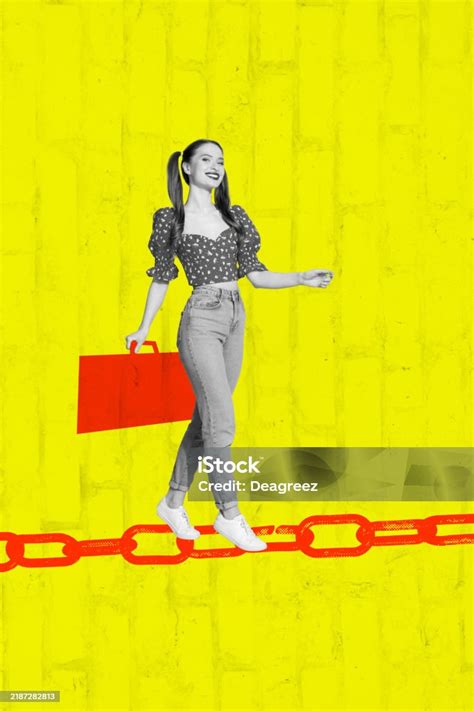 트렌드 아트 워크 스케치 디자인 몽타주 3d 콜라주 Copyspace 젊은 여자 모델 학생 보류 여행 가방 도보 체인 잠금 비즈니스 제어 20 24세에 대한 스톡 사진 및