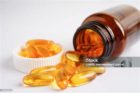 생선 기름 또는 대구 간유 젤 오메가 3 비타민과 캡슐에 넣어 보충 건강 식품 약품 캡슐에 대한 스톡 사진 및 기타 이미지 약품 캡슐 영양제 0명 Istock