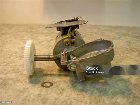 전기 와이퍼 모터는 플라스틱 휠 측면보기와 함께 분해됩니다 0명에 대한 스톡 사진 및 기타 이미지 0명 공학 교통수단 Istock