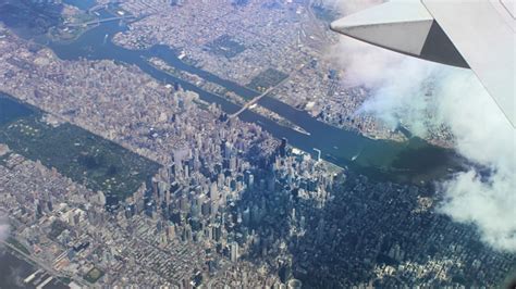 맨해튼 미드타운의 센트럴 파크의 공중 전경 고층 빌딩 오래된 주거용 건물 퀸즈보로 다리 및 롱 아일랜드의 일부가 많이 보입니다 롱아일랜드에 대한 스톡 사진 및 기타 이미지