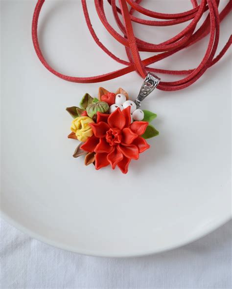 Декілька різних підвісок на шнурочках Будь яка з цих підвісок може бути за бажанням на ланцюжку