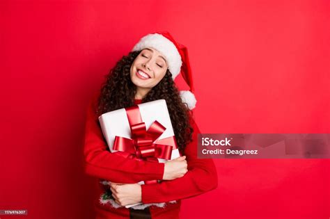 그녀의 초상화 그녀 좋은 매력적인 매력적인 매력적인 매력적인 귀여운 쾌활한 꿈 같은 물결 모양의 산타 소녀 포옹 활 리본 상자