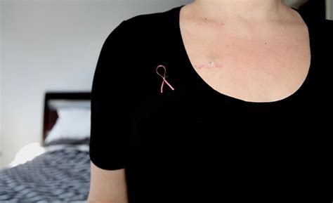 젊은 여자의 가슴 핑크 유 방 암 인식 리본 오프 쇼에 삽입 하는 포트와 클로즈업 화학 요법 치료제에 대한 스톡 사진 및 기타