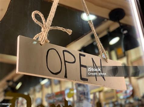 동유럽 발트 리가 라트비아의 전통적인 Chtistmas 선물 가게 창에 나무 간판을 엽니다 열다에 대한 스톡 사진 및 기타 이미지 Istock