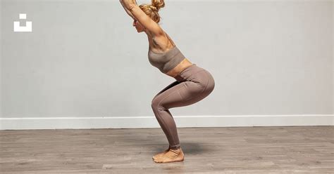 나무 바닥에서 요가 포즈를 취하는 여성 사진 Unsplash의 무료 요가 이미지