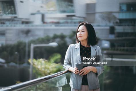 현대 의 사무실 건물 앞에서 도시 장면에 대해 갈 커피를 들고 멀리 보고 커피를 들고 자신감 아시아 사업가의 초상화 여자에 대한 스톡 사진 및 기타 이미지 Istock