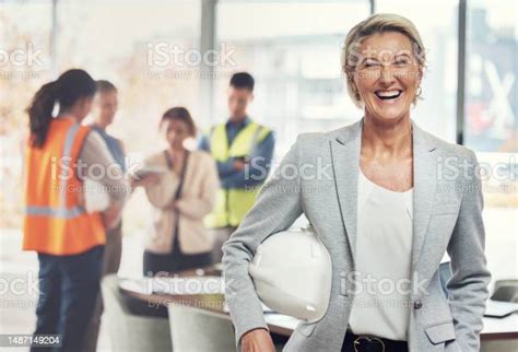 초상화 건설 노동자 및 그녀의 건축 사무실에서 일하는 엔지니어 여성과 함께 지도자 산업 설계 및 건축 Ceo와 함께 개발 프로젝트를 진행하는 건축가 관리자 20 24세에