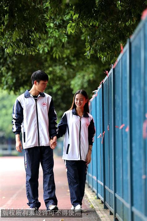 高校情侶畢業季穿校服重拾大一記憶 每日頭條