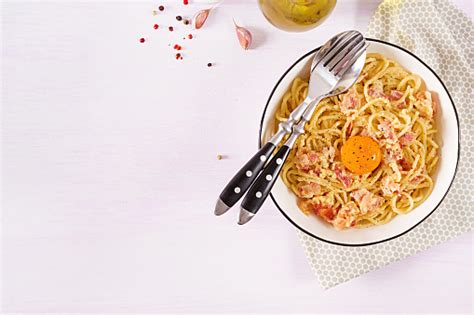 판 세타 계란 경질 파마산 치즈와 크림 소스로 만든 클래식 한 카르보나라 파스타 이탈리아 요리를 제공 합니다 스파게티 알라 카르보나라 평면도 평 신도 복사 공간 건강한