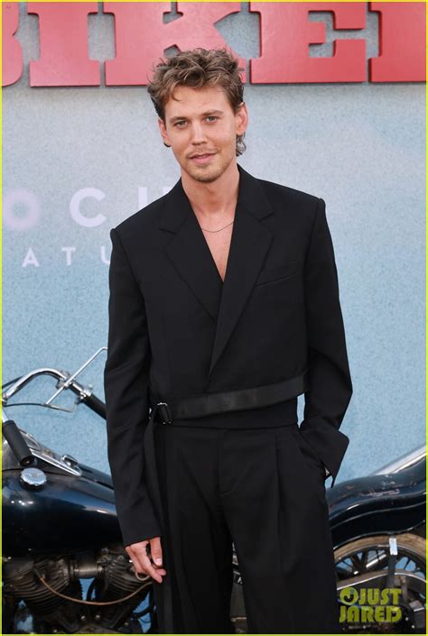 Austin Butler Bikeriders Cast Meet Cher At L A Premiere Photo Austin Butler