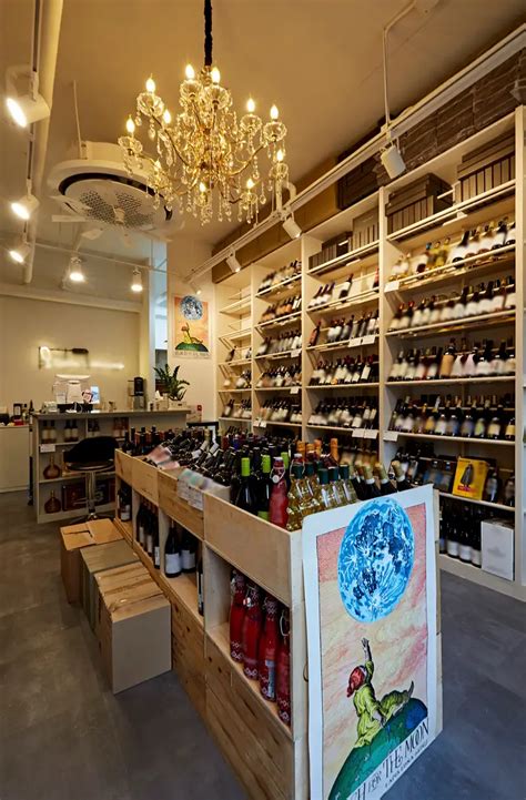 앤티크 스타일 와인샵 화려한 샹들리에와 진열장