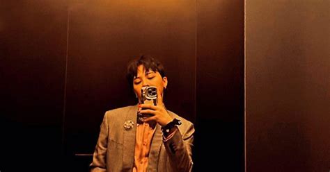 지드래곤 핑크 셔츠에 나비넥타이까지하객룩인데 꼬마신랑 같네