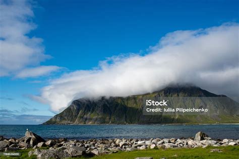 북쪽의 아름다운 자연 경관 경치 좋은 야외 전망 파도와 산바다 큰 어두운 돌입니다 극적인 폭풍 구름입니다 극단적 인 날씨 비와 바람 노르웨이 여름 어드벤처 탐험 0명에 대한