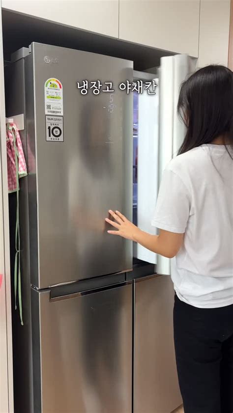 🏷️전선 정리법 다이소 후크 품번 1029853 바닥에 나뒹구는 코드선 청소할 때마다 걸리적 거리지 않으세요🧹 다이소 후크로 정리하면 보기도 깔끔 청소할 때도 편해요