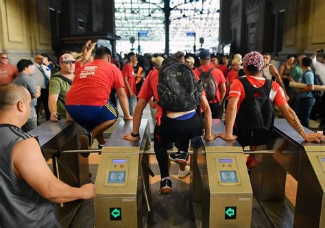 Protestas Con Un Molinetazo En Estaciones De Subte Y Trenes En