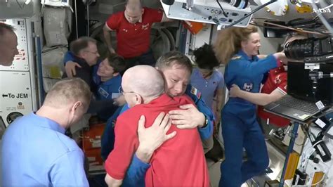 ISS: "Crew 10" erreicht gestrandete Astronauten – Video zeigt Begrüßung ...