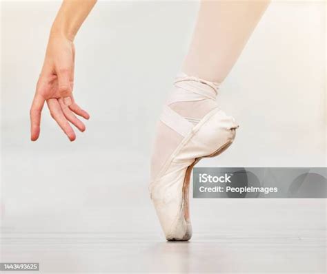 바닥에 댄서 발 발레 신발과 손의 근접 촬영 댄스 수업에서 자세와 균형을 보여줍니다 직업 공연이나 리사이틀 중에 연습이나 무대를 위해 스튜디오에서 춤을 추는 여성의 줌 35