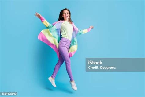 파란 색 배경에 고립 된 다리 점프 바이올렛 바지를 비행 긍정적 인 젊은 사람의 팔의 전체 크기 초상화 사람들에 대한 스톡 사진 및 기타 이미지 Istock