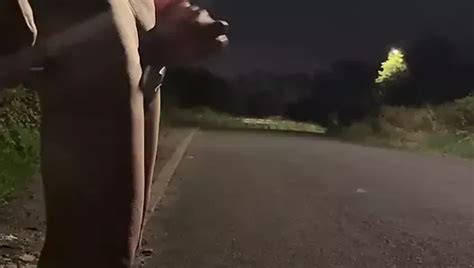 饥渴的卡车司机在回家的路上在公共场合裸体手淫 xHamster
