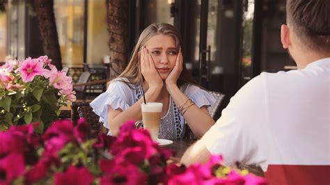 9 Odd Behaviors That Actually Mean A Man Is Stringing You Along With