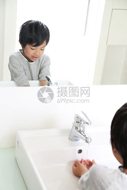 洗手的小男孩高清图片下载 正版图片502007890 摄图网