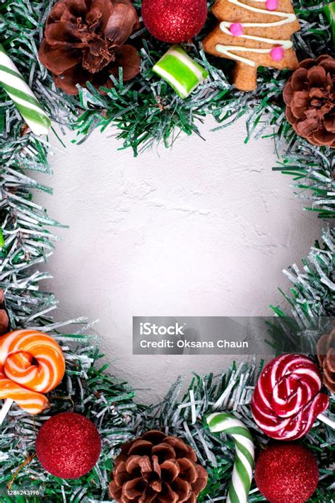 사탕 지팡이 민트 사탕 진저 브레드 쿠키 콘과 붉은 장식 크리스마스 화환 0명에 대한 스톡 사진 및 기타 이미지 0명 12월 2021년 Istock