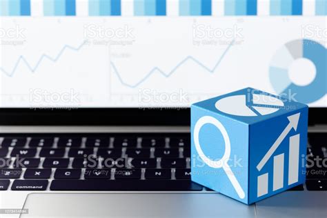 웹 분석 개념 랩톱 키보드의 돋보기와 그래프 아이콘이 있는 파란색 큐브입니다 0명에 대한 스톡 사진 및 기타 이미지 0명 그래프 노트북 Istock
