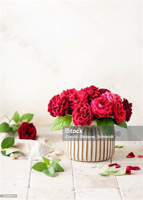 밝은 돌 모자이크 배경에 세라믹 화병에 여름 어두운 빨간 장미의 아름다운 꽃다발 0명에 대한 스톡 사진 및 기타 이미지 0명 개화기 겉창 Istock