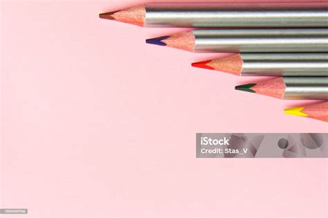 파스텔 핑크 배경에 색연필 트렌드 색상 패턴은색 코팅 멀티 컬러 나무 연필 갈색에 대한 스톡 사진 및 기타 이미지 갈색 교육 날카로운 Istock