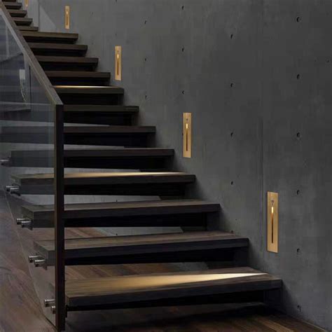 家用楼梯灯 楼梯踏步灯电工布线 楼梯间的灯 大山谷图库