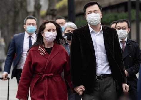 孟晚舟现身成都七中，穿搭打扮温婉大气，与老公刘晓棕同框很恩爱腾讯新闻