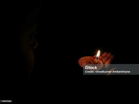 힌두교 축제 디왈리 행사를 계기로 기름 램프를 손에 들고 있는 소녀 공연에 대한 스톡 사진 및 기타 이미지 공연 기도하기 다중 색상 Istock