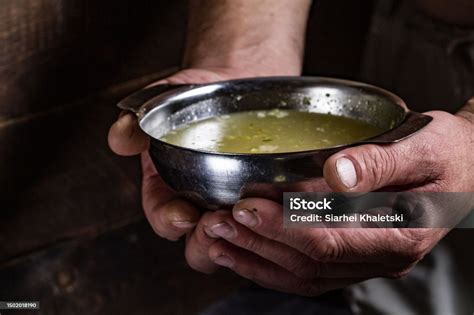 가난한 사람들을 거지의 손에 먹이십시오 도움이 필요한 가난한 사람들을 돕습니다 굶주림이나 빈곤의 개념 의연금 Charitable