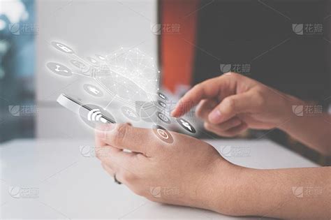 女人用智能手机与图标技术交流和物联网 Iot 。创新便捷智能生活理念素材 花瓣网