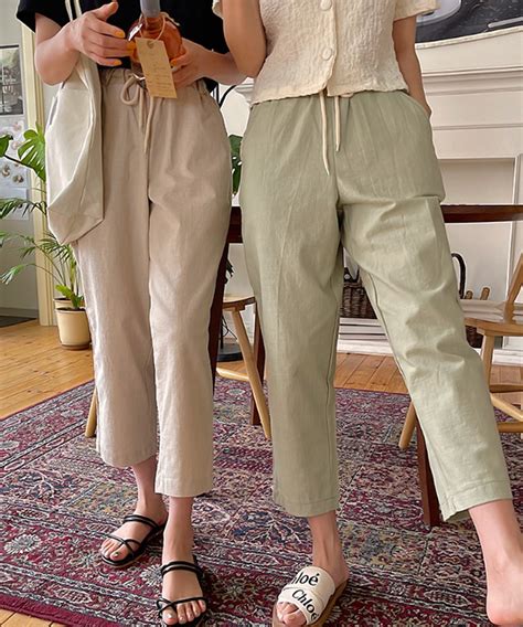 리리앤코 와이드한 핏과 밴딩 디테일로 편안하게 착용하기 좋은 코튼 팬츠에요🤎🤎 깔끔하며 캐쥬얼하게