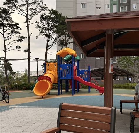 오늘 하루는 온전히 쉼이 있는 날입니다 작은 아이는 놀이터에서 놀고 저는 곁에서 책을 보며 놉니다 주6일제로 산지 어느덧 6개월이 넘었습니다 6일의 절반은 想 을