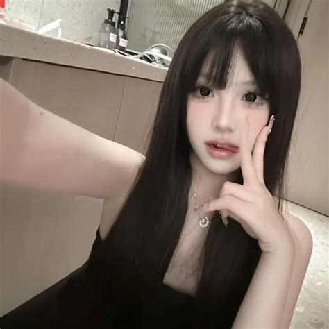 长发美女比耶自拍，气质甜美又可爱 男女头像｜你是我的ok绷表情包图片动图 求表情网斗图从此不求人
