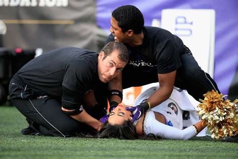 Cheerleader Dos Ravens Cai Durante Jogo E é Hospitalizada Nos Eua