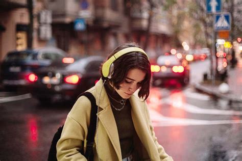 Ai Noise Cancelling Headphones Let You Focus On Just One Voice New Scientist