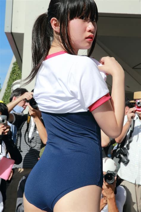 C86夏コミで可愛らしいjkレイヤー眠羽こまりがスク水コスプレでマンスジ食い込み みんくちゃんねる