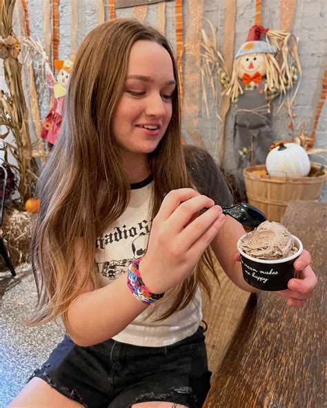 Chloe Disneyland Meme Emoji