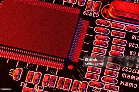 적색 조명 클로즈업에서 인쇄 회로 기판 및 마이크로 칩 또는 Cpu 디지털 장비용 전자 부품 전기 컴퓨터 회로 개발을위한 개념
