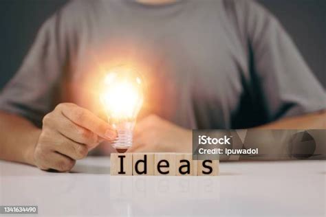 전구 새로운 아이디어와 창의성 혁신과 영감 개념을 들고 남성 손 개념에 대한 스톡 사진 및 기타 이미지 개념 개발 디자인 Istock